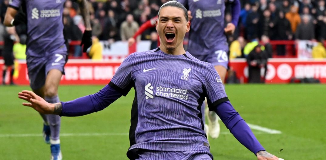 El furioso propietario de Nottingham Forest persiguió al árbitro Paul ...